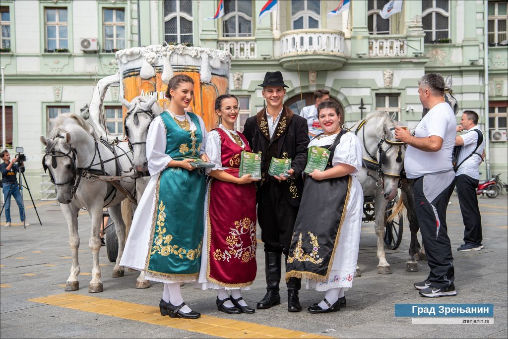Iz Gradske bašte krenuli fijakeri i pozivari najavljujući 38. "Dane ...