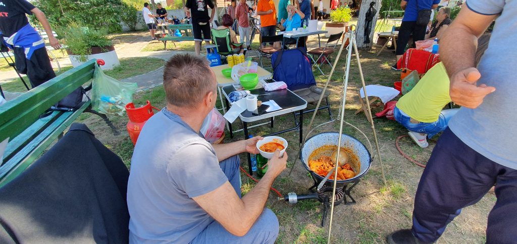 Tradicionalno kuvanje pilećeg paprikaša u okviru "Mužljanskog Buča ...