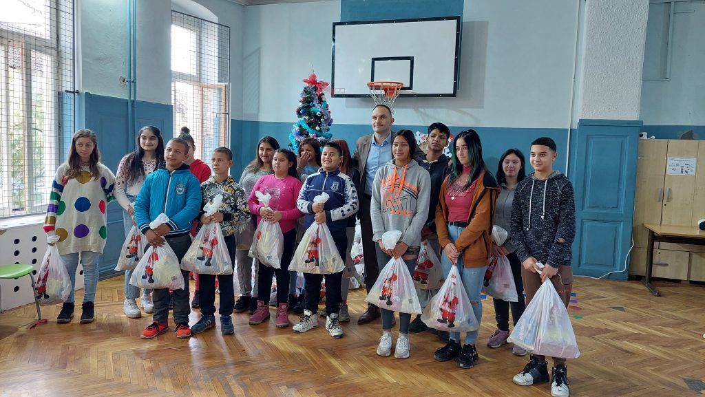 Gradonačelnik Zrenjanina uručio novogodišnje paketiće OSŠ "9. maj ...